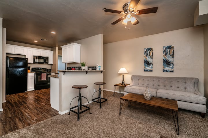 Top Floor | Spacious 1 Bed | Reserved Parking - Oklahoma City, OK