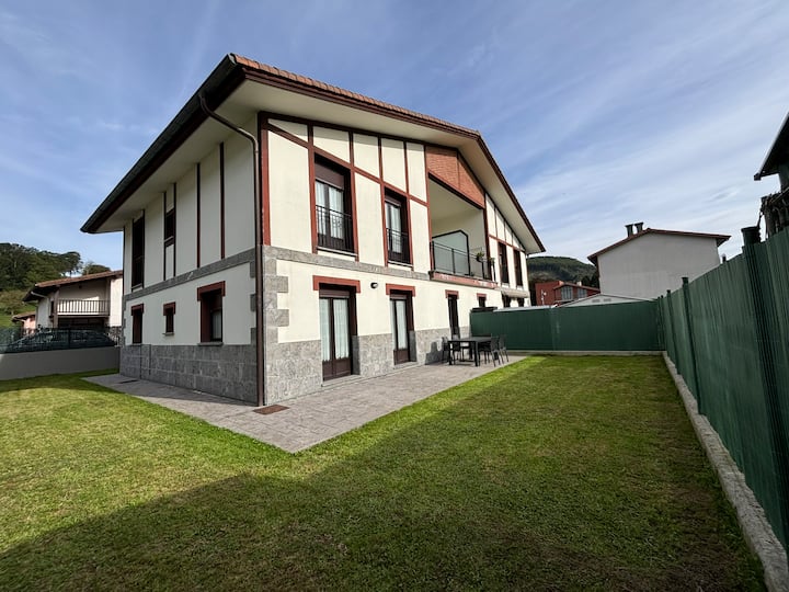 Vivienda Bifamiliar Con Jardín - Ordizia