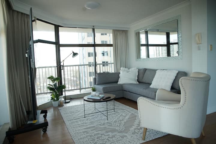 Beachside Bliss In The Heart Of Surfers Paradise - Surfers Paradise