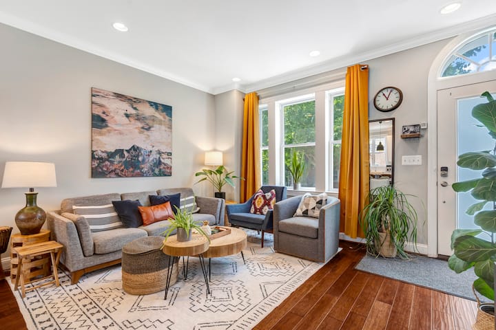 Stylish 4br Townhome | Parking & Game Room - Washington, D.C.