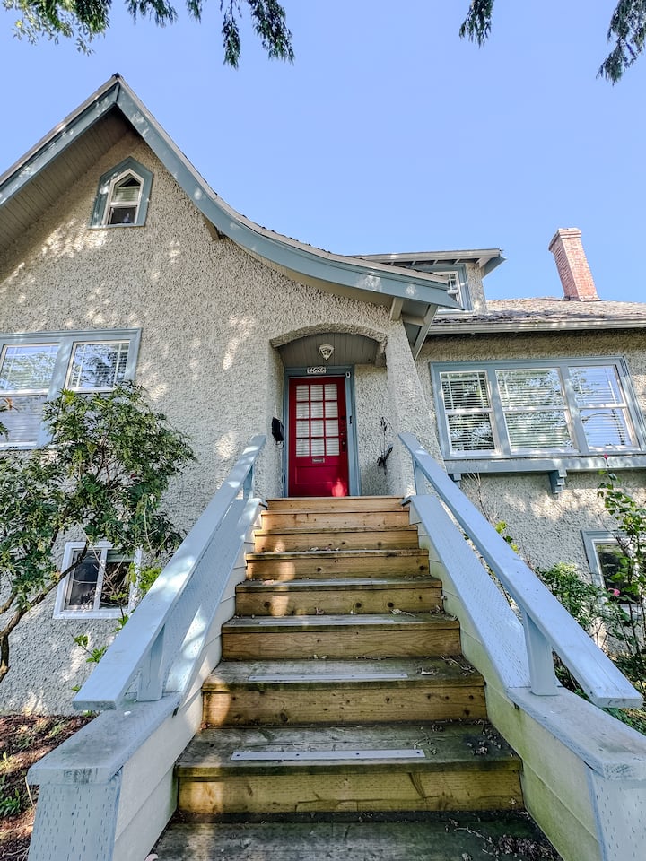 Heritage Charm In Dunbar · 2br Historic Retreat - Vancouver