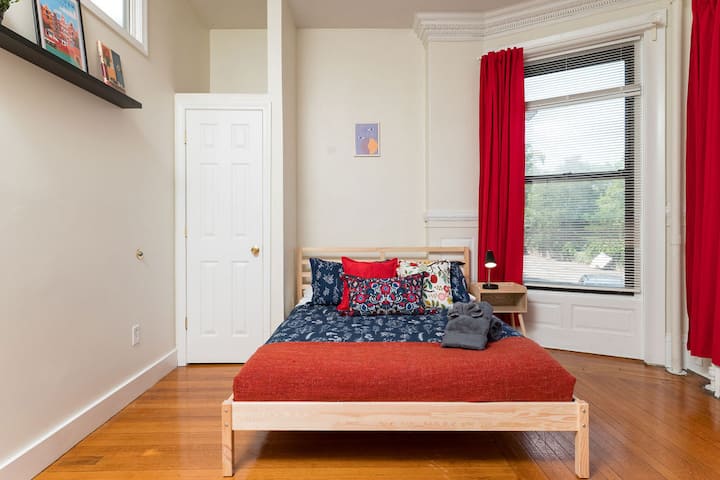 Walk To T! 1st Floor - 2 Beds / 1 Bath - Location! - Boston, MA