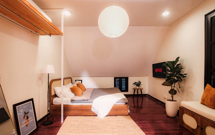 Big Window/1' To Lake • Free Luggage Storage - China