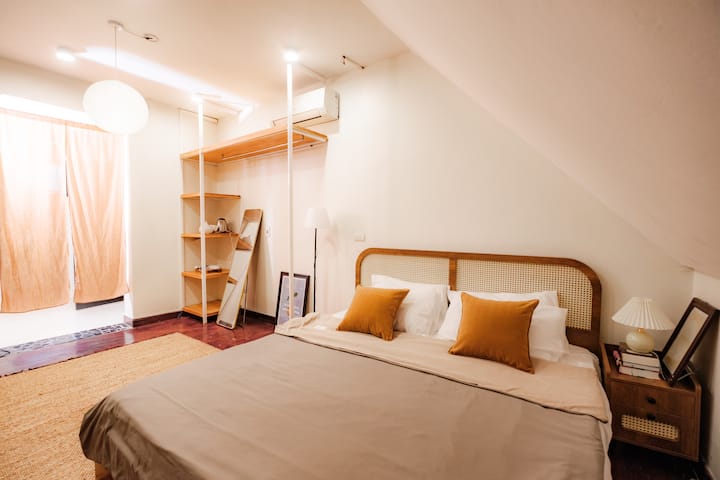 Big Window Attic/1' To Lake • Free Luggage Storage - Hanoi