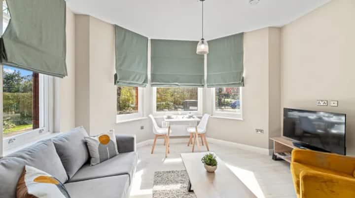 Stylish 2 Bedroom Apartment With Free Parking - Stockport