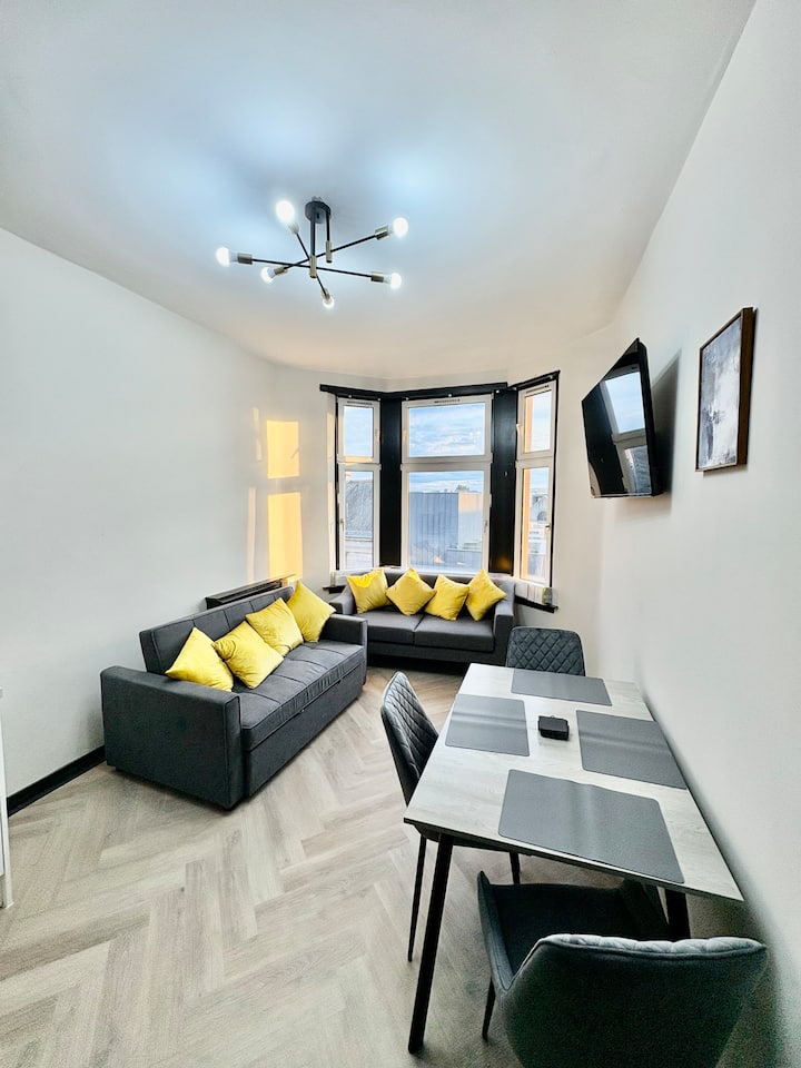 3br Sleeps 8, Free Parking For Multiple Vans - Glasgow