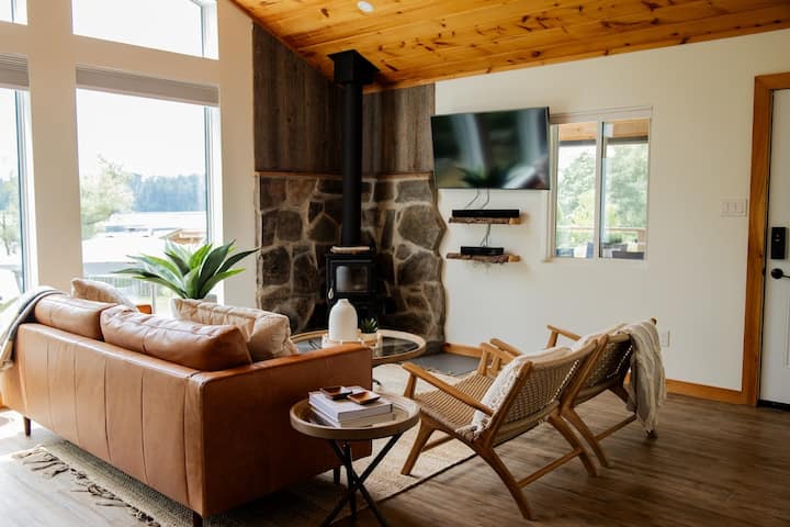 Huge Swim Spa! Private Cottage! Wood Fireplace! - St. George, Canada