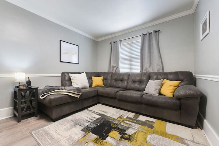 Trendy South Side Stay W/ Backyard Patio-sleeps 9! - Pittsburgh