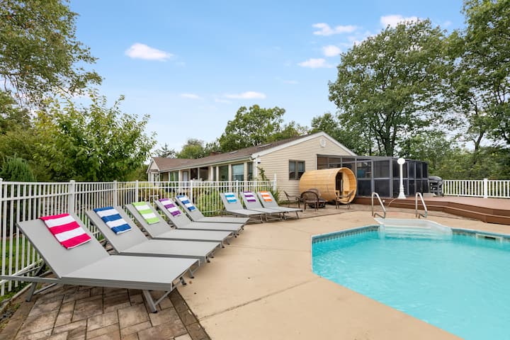 Stunning Hillside Retreat W Pool | Family-friendly - Woodbury, NY