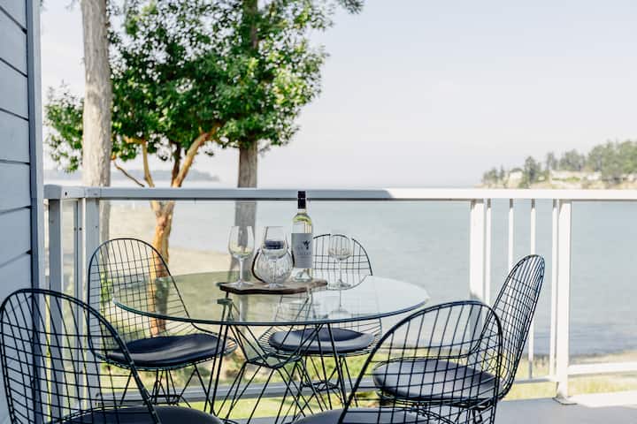 Pacific Comber, Anchored In Family Tradition - Parksville