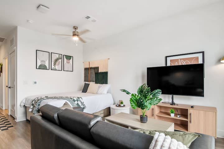Modern Downtown Studio | Pool & Gym Included - Bayou City Art Festival