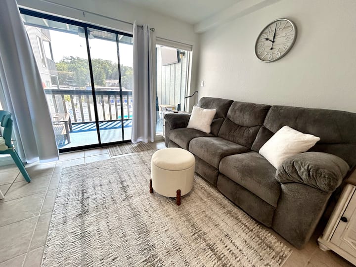 Cozy Lakefront Condo•king Bed•pool View•patio Tv - Osage Beach, MO