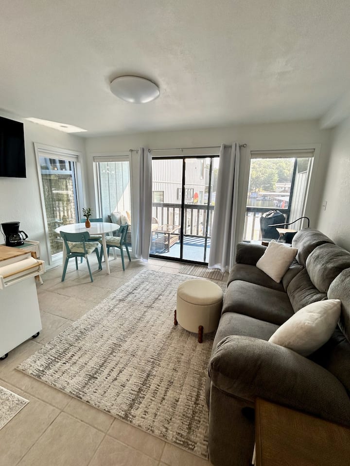 Poolside Paradise! King Bed, Patio & Lake Vibes - Osage Beach, MO