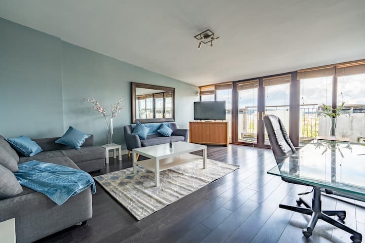 Penthouse @ City Hall · Private Parking & Balcony - Belfast