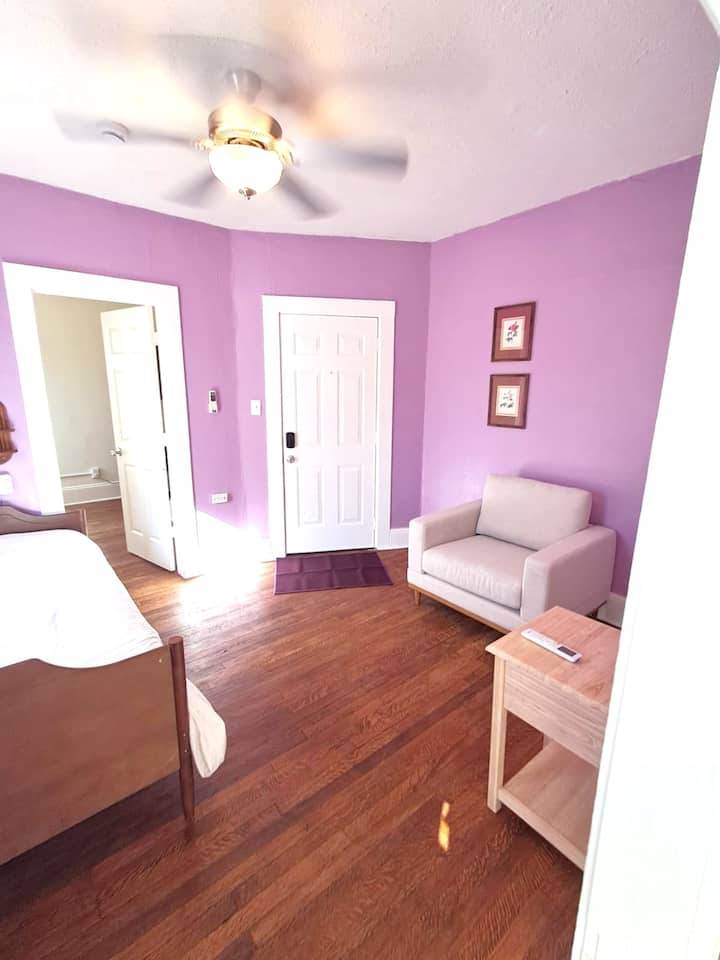 Windrose: Breezy Cozy Upstairs Nook Near Main - Ames, IA
