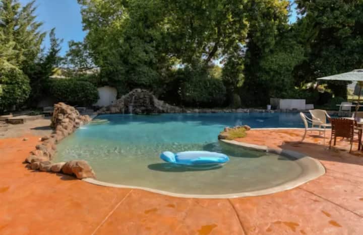Rogue Valley Gem Pool & Golf Course Views |1br 1ba - Phoenix, OR