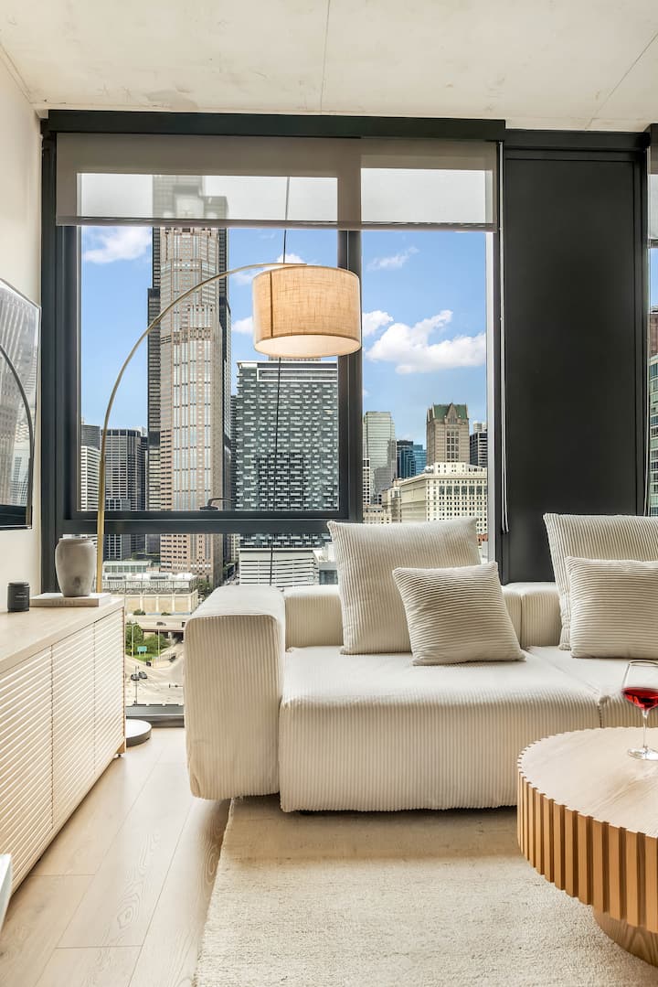 The Waldorf® Highrise W/ City Views, Gym, King Bed - Chicago, IL