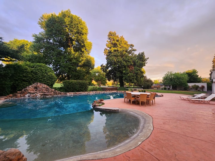 Rogue Valley Gem Pool & Golf Course Views 5br3.5ba - Medford, OR