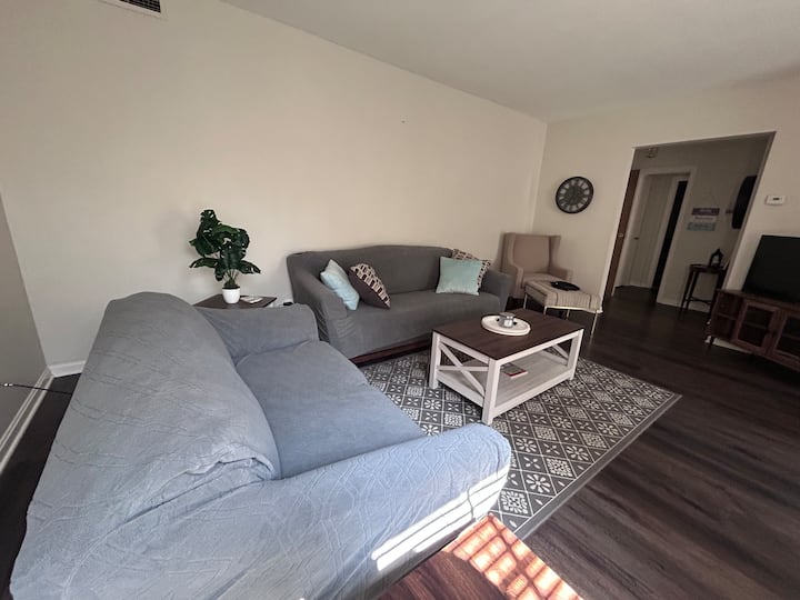 1br Near Hospitals Pool + Garage - Cleveland Heights, OH