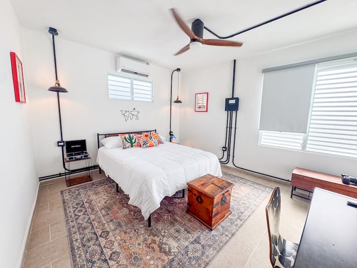 Retro-modern Stay W/ Parking - San Juan