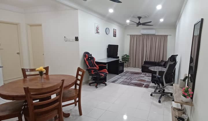 Homestay Near Mines Shopping Mall - Seri Kembangan