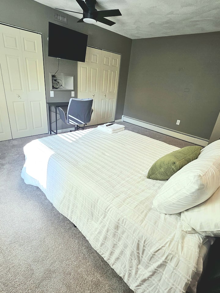 Rm #3; Kitchen, Wi-fi, Heat & 1 Parking - Andover, MA