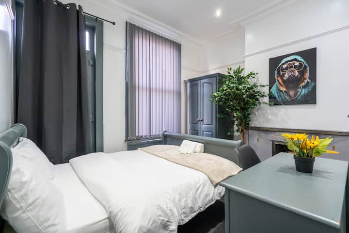 5 Mins Into Centre & Hospital • Modern 4-bed House - Sheffield, UK