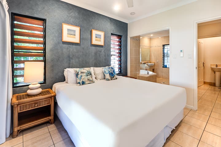 Anchorage 10 - Hamilton Island Airport