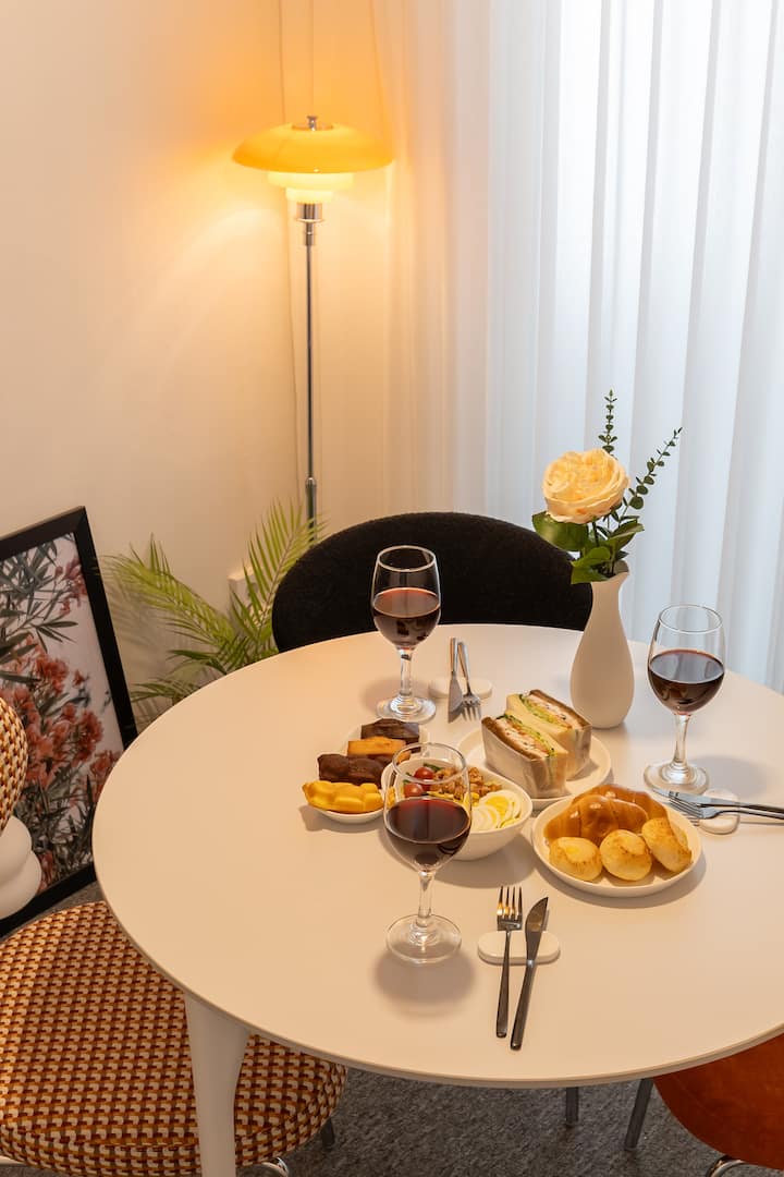 [가을특가]4인/혜화역/종로/무료주차/연말할인/경복궁/창경궁/명동/인사동/k-팝/k-뷰티 - Seoul