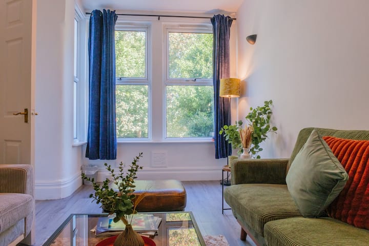 Stylish 4-bed Retreat | Sleep 8 | Free Parking - Leeds
