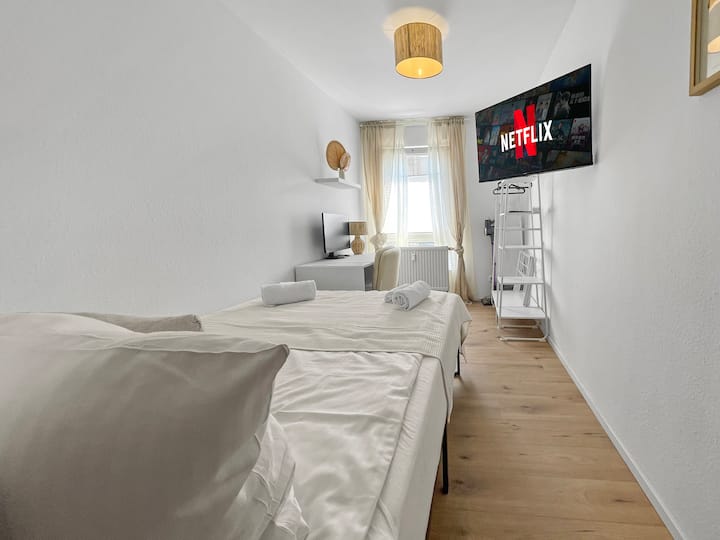 Entire Home | Modern Studio-apart | Netflix & Work - Stein