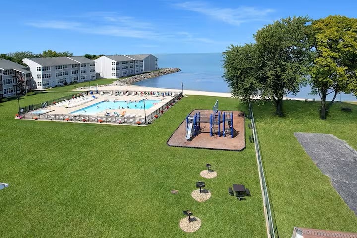 New Waterfront Condo-beach, Pool, Hot Tub, Jet Exp - Port Clinton, OH