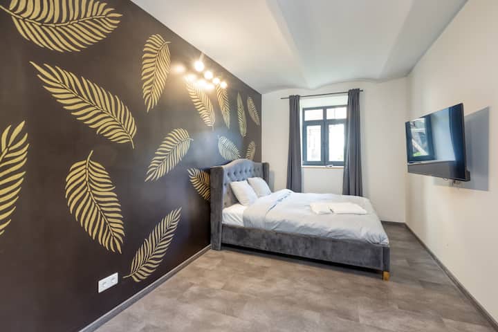 Golden Leaf Studio +50” Smart Tv - Riga