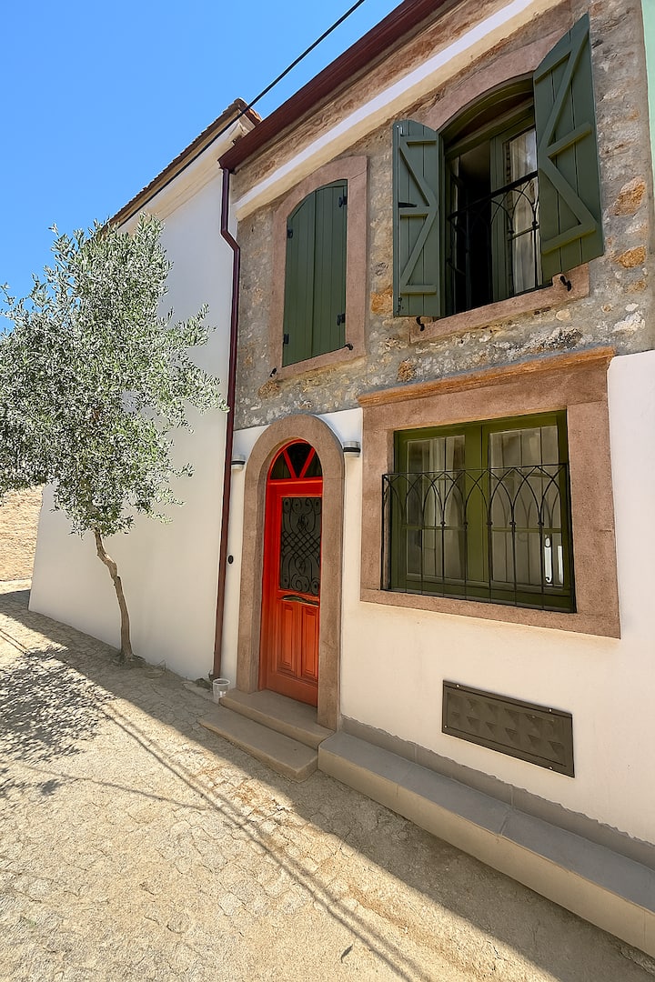 Restored 2-story Greek House With Private Garden - Ayvalık