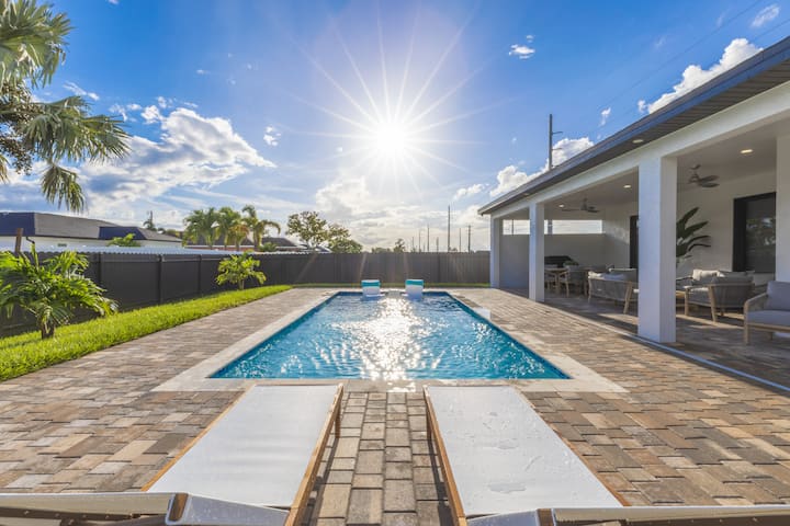 King Bed | Free Pool Heat | 85" Tv | 4br Villa - Burnt Store Marina