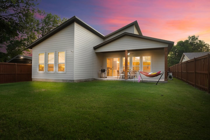 Modern 4br Retreat In Dallas W/ Hammock & Big Yard - Irving, TX