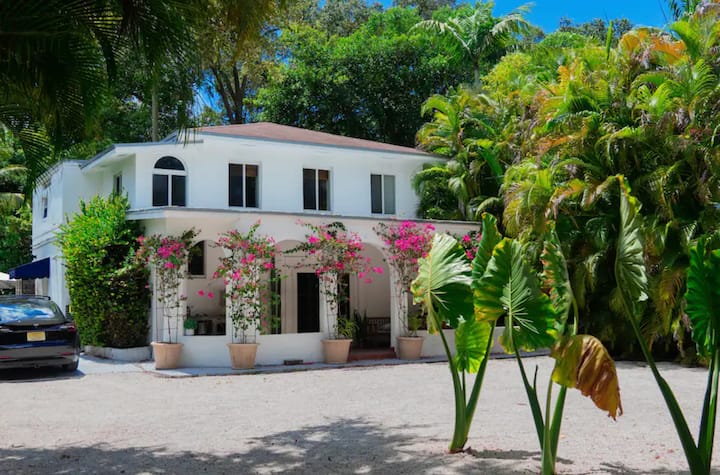 Designer Home W/ Private Pool Near Brickell - Miami, FL