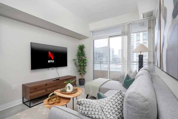 Sleek City Escape | Steps From The Waterfront - Toronto