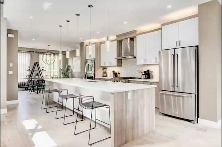 Large Home | Sleeps 9 | Backyard - Calgary