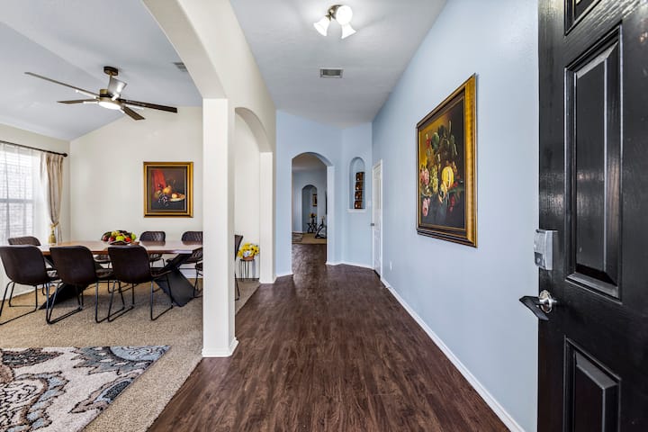 Spacious 4br With Yard By Iah – 30 Day Stays - 훔블