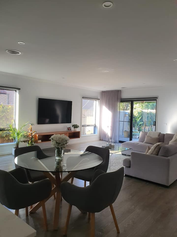 Room 3 Of 3 In Lara (3 Rooms Available) - Lara