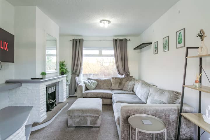 Extended Visits | Modern Home W/ Parking, Sleeps 5 - Glossop