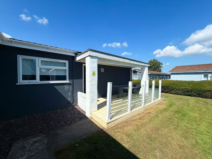 Dog Friendly Chalet Near The Broads Ref 12050b - Lowestoft