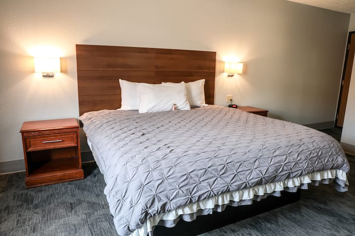 King Room With Pull Out Sofa - Lincoln, NE