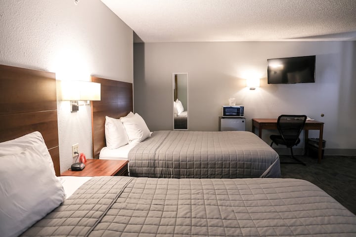 Double Queen With Pull-out Sofa. - Lincoln, NE