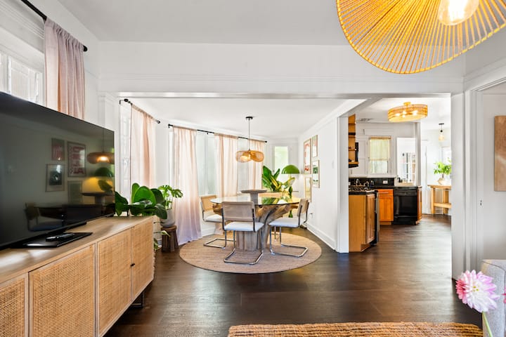 Cozy Bungalow Retreat W/ Patio / Parking - Los Angeles, CA