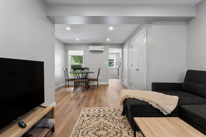 Sleeps 6 | Near Trails, Waterfront, Qew & Go Train - Hamilton