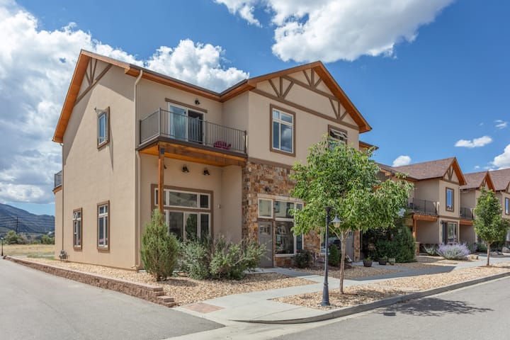 Trendy Ground Level Condo- Midterm Rental - Salida, CO