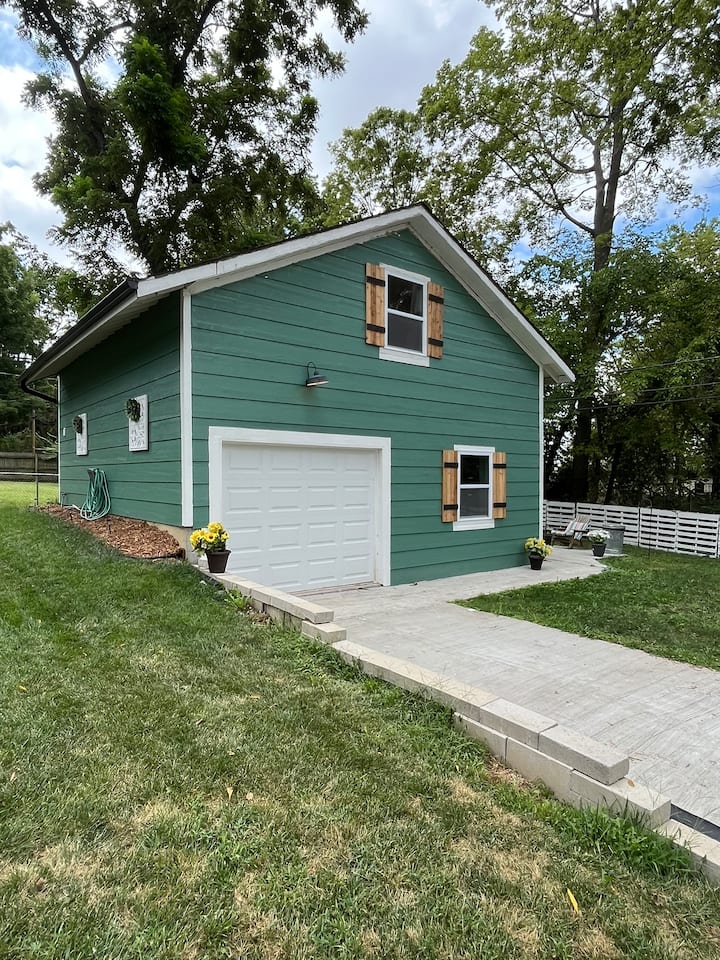 Guesthouse #2 Hideaway Downtown Lees Summit - Lee's Summit, MO