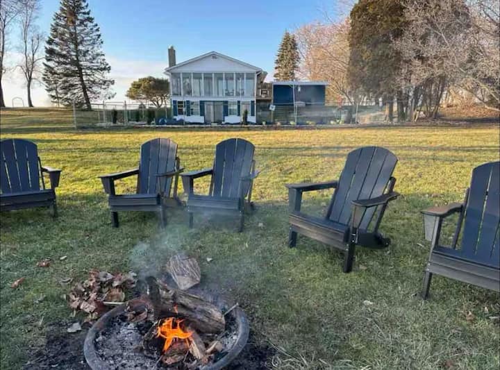 Lakefront Retreat & Game Room - Chatham-Kent